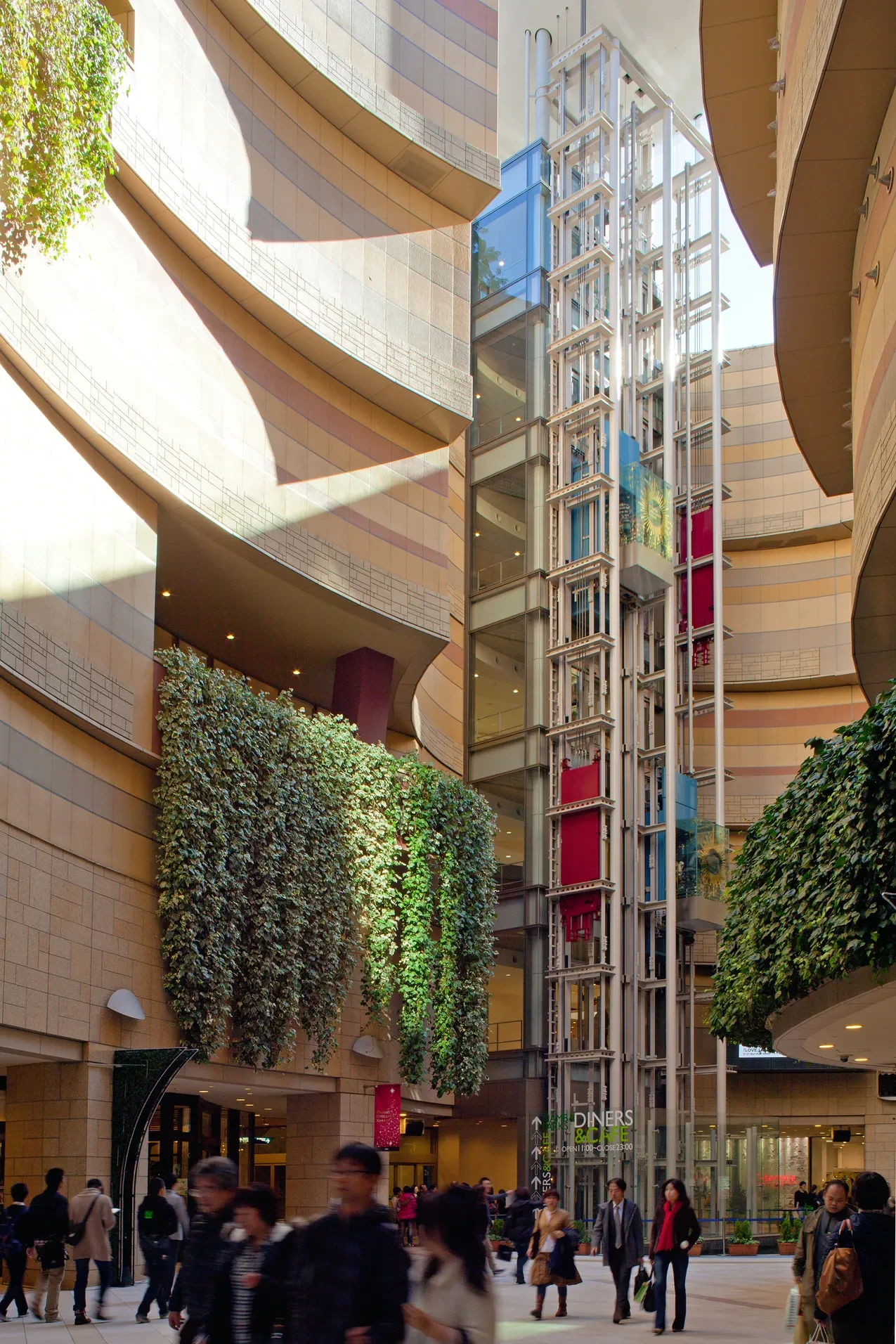 Namba Parks – “Hẻm Núi Nhân Tạo” Giữa Lòng Thành Phố Osaka