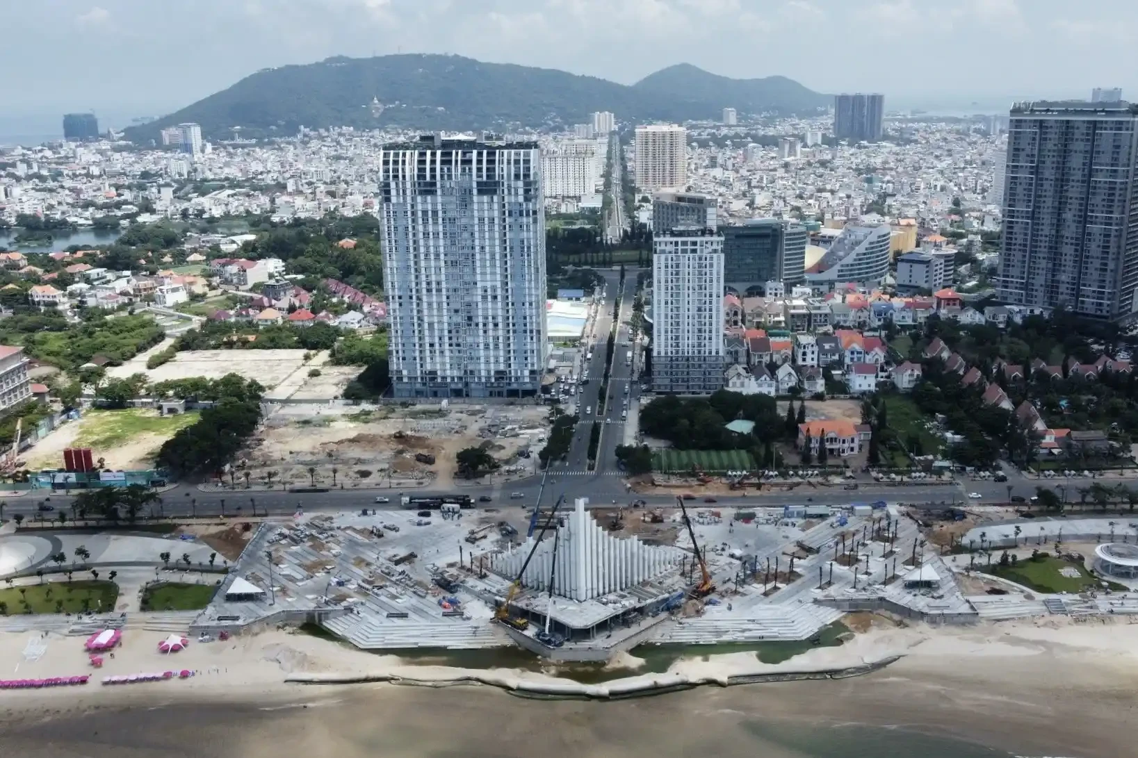 Tháp Tam Thắng - Biểu Tượng Đô Thị Mới Hay “Vết Gãy Cảnh Quan” Biển Bãi ...